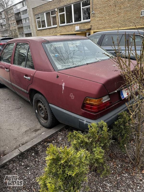 Red Mercedes-Benz W 124 1987 in Kaunas, with an engine capacity of 2.00 L and mileage of 220 thousand km for 2550 €, photo 7 on AUTOMOTO.COM.LV