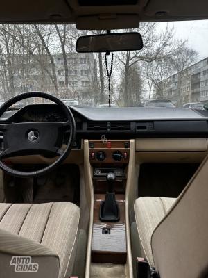 Красный Мерседес W 124 1987 в Каунас, объемом двигателя 2.00 л и пробегом 220 тыс. км за 2550 €, фото 10 на AUTOMOTO.COM.LV