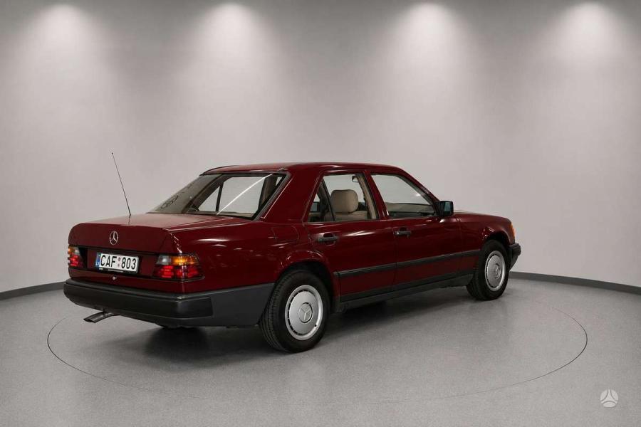 Sarkans Mercedes-Benz W 124 1988 Kauņa, ar dzinēja tilpumu 2.60 L un nobraukumu 345 tūkst. km par 4700 €, foto 3 vietnē AUTOMOTO.COM.LV