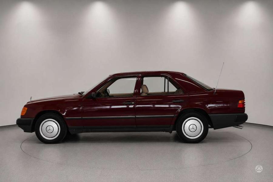 Sarkans Mercedes-Benz W 124 1988 Kauņa, ar dzinēja tilpumu 2.60 L un nobraukumu 345 tūkst. km par 4700 €, foto 4 vietnē AUTOMOTO.COM.LV