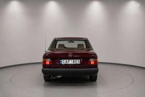 Sarkans Mercedes-Benz W 124 1988 Kauņa, ar dzinēja tilpumu 2.60 L un nobraukumu 345 tūkst. km par 4700 €, foto 5 vietnē AUTOMOTO.COM.LV
