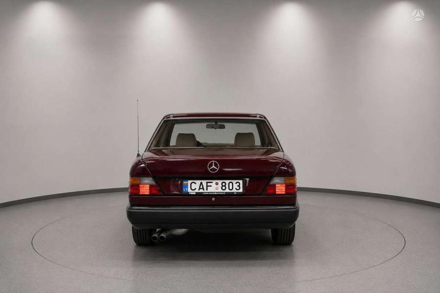 Sarkans Mercedes-Benz W 124 1988 Kauņa, ar dzinēja tilpumu 2.60 L un nobraukumu 345 tūkst. km par 4700 €, foto 5 vietnē AUTOMOTO.COM.LV