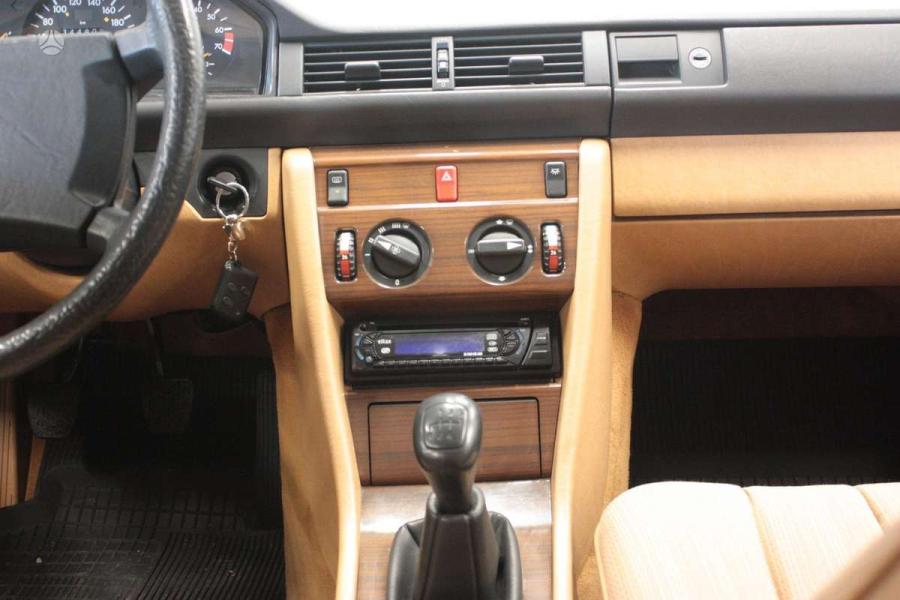 Sarkans Mercedes-Benz W 124 1988 Kauņa, ar dzinēja tilpumu 2.60 L un nobraukumu 345 tūkst. km par 4700 €, foto 13 vietnē AUTOMOTO.COM.LV