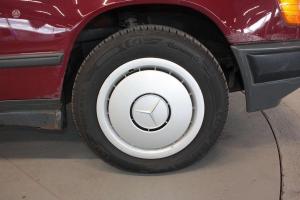 Sarkans Mercedes-Benz W 124 1988 Kauņa, ar dzinēja tilpumu 2.60 L un nobraukumu 345 tūkst. km par 4700 €, foto 14 vietnē AUTOMOTO.COM.LV