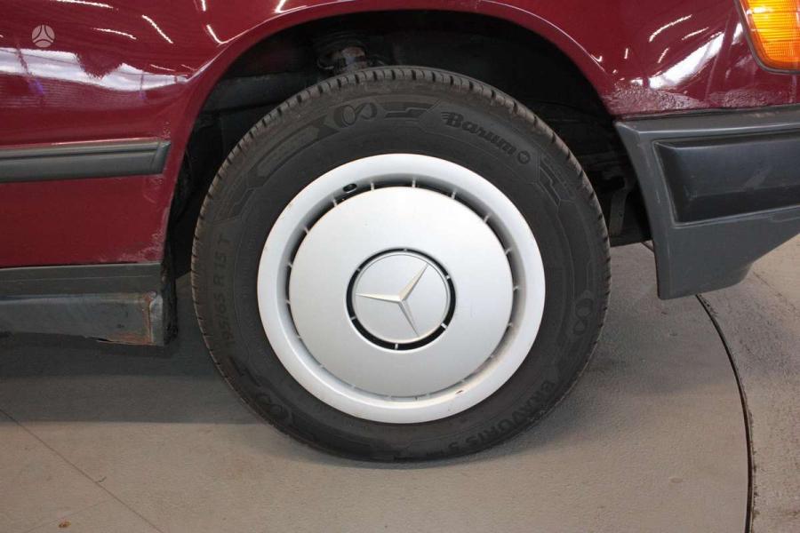 Sarkans Mercedes-Benz W 124 1988 Kauņa, ar dzinēja tilpumu 2.60 L un nobraukumu 345 tūkst. km par 4700 €, foto 14 vietnē AUTOMOTO.COM.LV