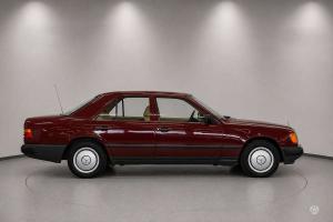 Sarkans Mercedes-Benz W 124 1988 Kauņa, ar dzinēja tilpumu 2.60 L un nobraukumu 345 tūkst. km par 4700 €, foto 15 vietnē AUTOMOTO.COM.LV