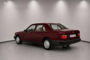 Sarkans Mercedes-Benz W 124 1988 Kauņa, ar dzinēja tilpumu 2.60 L un nobraukumu 345 tūkst. km par 4700 €, foto 16 vietnē AUTOMOTO.COM.LV