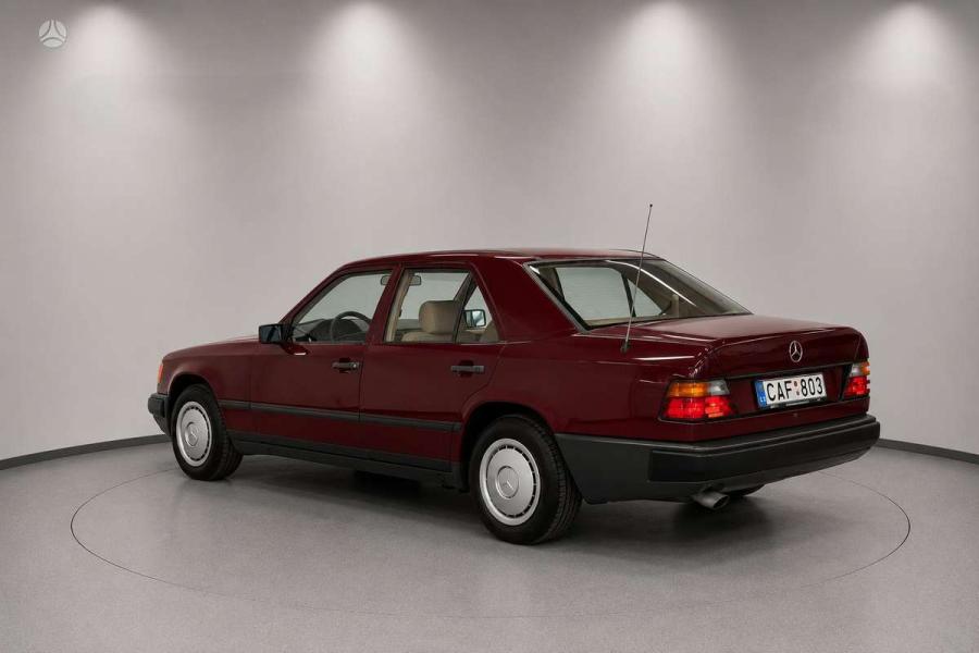 Sarkans Mercedes-Benz W 124 1988 Kauņa, ar dzinēja tilpumu 2.60 L un nobraukumu 345 tūkst. km par 4700 €, foto 16 vietnē AUTOMOTO.COM.LV