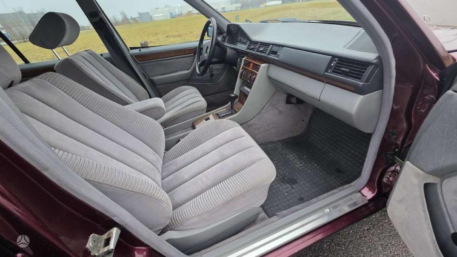 Sarkans Mercedes-Benz W 124 1990 Klaipėda, ar dzinēja tilpumu 2.50 L un nobraukumu 219 tūkst. km par 3990 €, foto 17 vietnē AUTOMOTO.COM.LV