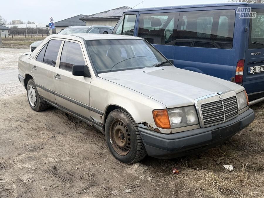 Mercedes-Benz W 124 1988 in Siauliai, with an engine capacity of 2.40 L and mileage of 300 thousand km for 1200 €, photo 1 on AUTOMOTO.COM.LV