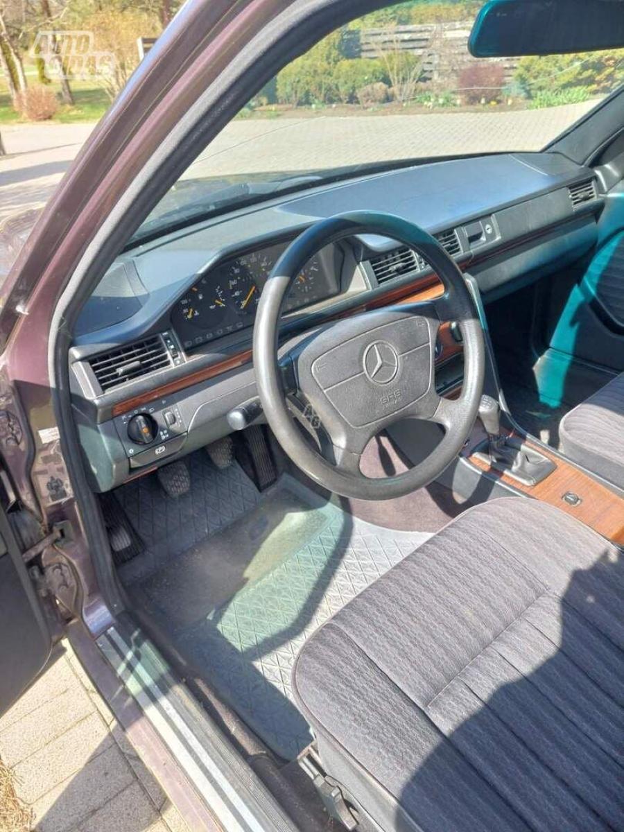 Violets Mercedes-Benz W 124 1993 Kauņa, ar dzinēja tilpumu 2.50 L un nobraukumu 416 tūkst. km par 1000 €, foto 4 vietnē AUTOMOTO.COM.LV