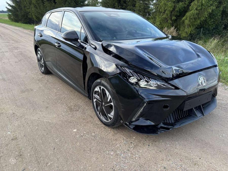 Black MG 4 EV 2023 in Kaunas, with an engine capacity of 0.00 L and mileage of 77 thousand km for 9650 €, photo 3 on AUTOMOTO.COM.LV