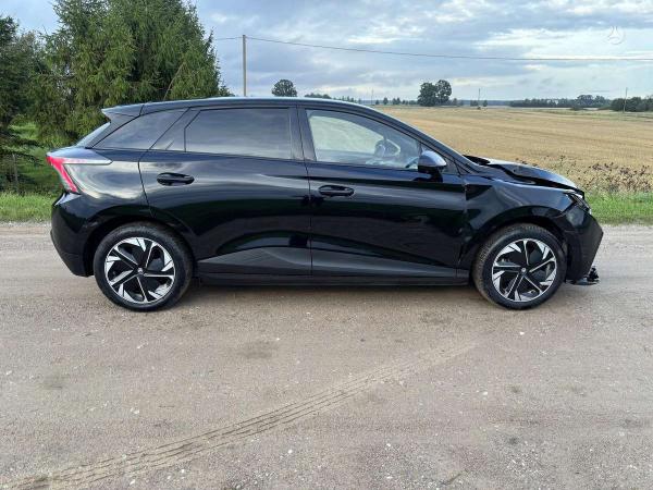 Black MG 4 EV 2023 in Kaunas, with an engine capacity of 0.00 L and mileage of 77 thousand km for 9650 €, photo 4 on AUTOMOTO.COM.LV