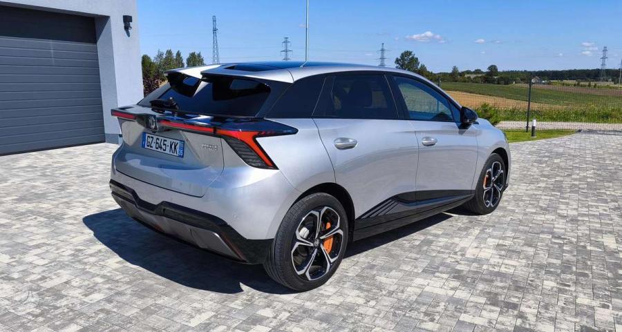 Pelēks MG 4 EV 2024 Alīta, ar dzinēja tilpumu 0.00 L un nobraukumu 4 tūkst. km par 14800 €, foto 3 vietnē AUTOMOTO.COM.LV