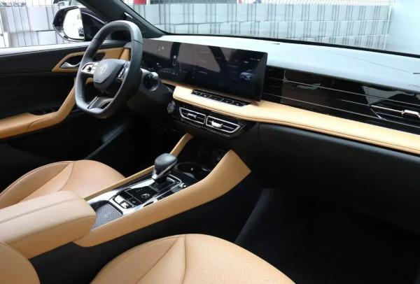 Melns MG HS 2026 Rīga, ar dzinēja tilpumu 1.50 L un nobraukumu 15 tūkst. km par 35840 €, foto 11 vietnē AUTOMOTO.COM.LV