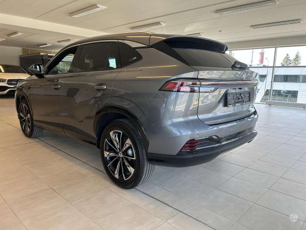 Grey MG HS 2026 in Siauliai, with an engine capacity of 1.50 L and mileage of 0 thousand km for 32490 €, photo 4 on AUTOMOTO.COM.LV