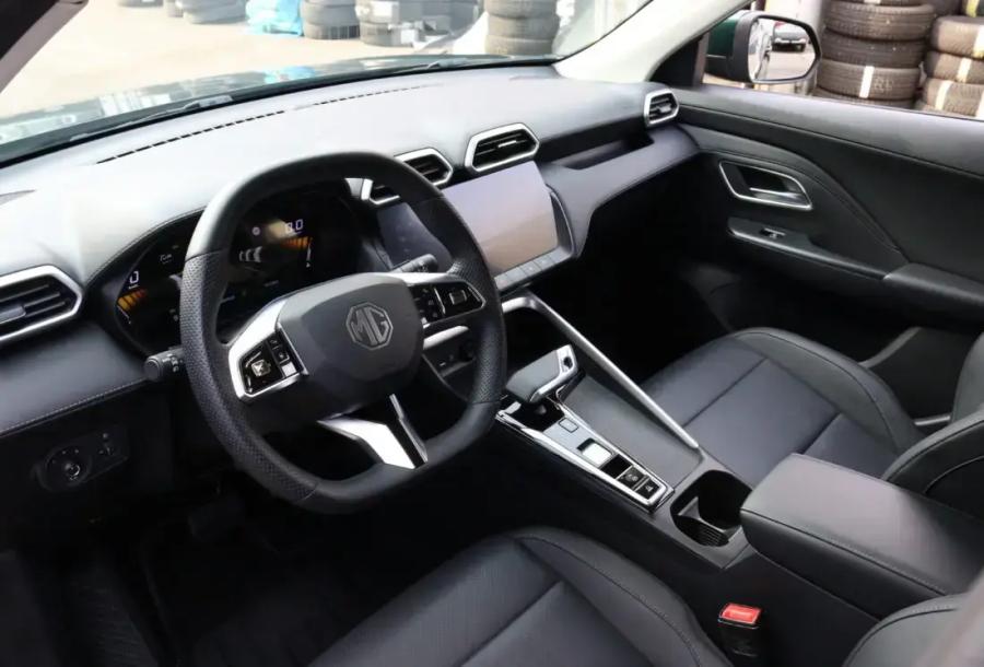 Green MG ZS 2025 in Riga, with an engine capacity of 1.50 L and mileage of 18 thousand km for 21990 €, photo 4 on AUTOMOTO.COM.LV