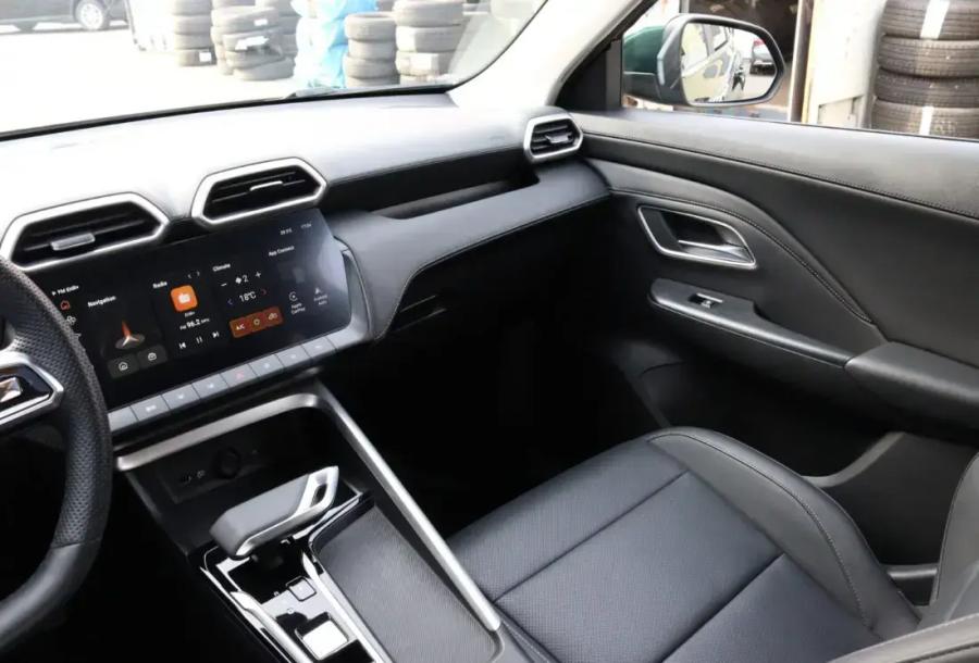 Green MG ZS 2025 in Riga, with an engine capacity of 1.50 L and mileage of 18 thousand km for 21990 €, photo 8 on AUTOMOTO.COM.LV