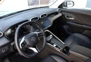 Grey MG ZS 2025 in Riga, with an engine capacity of 1.50 L and mileage of 19 thousand km for 21990 €, photo 4 on AUTOMOTO.COM.LV