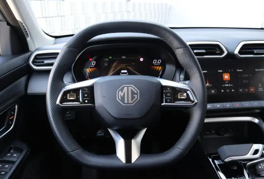 Grey MG ZS 2025 in Riga, with an engine capacity of 1.50 L and mileage of 19 thousand km for 21990 €, photo 5 on AUTOMOTO.COM.LV