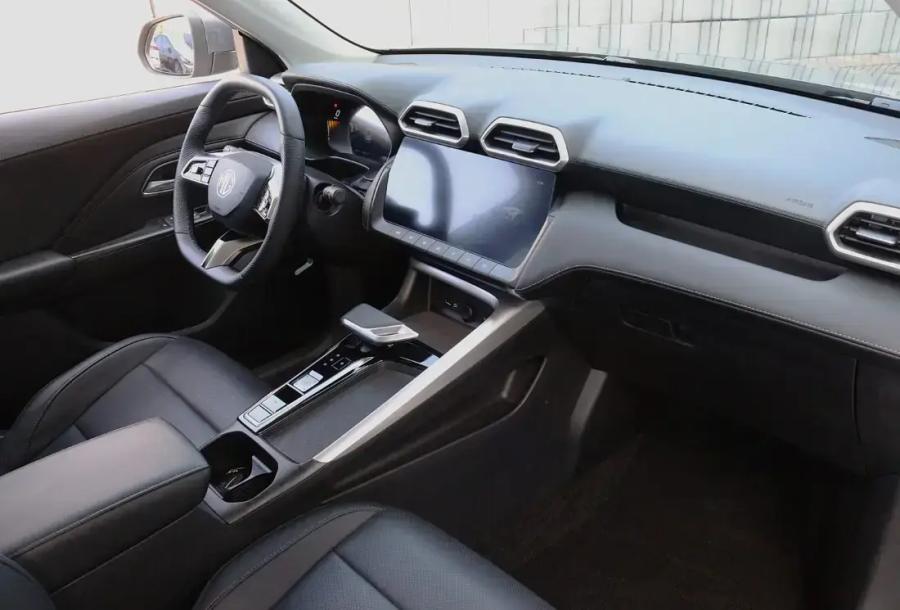 Grey MG ZS 2025 in Riga, with an engine capacity of 1.50 L and mileage of 19 thousand km for 21990 €, photo 12 on AUTOMOTO.COM.LV