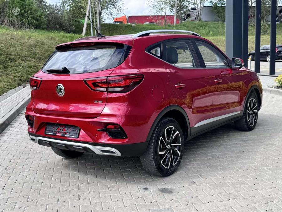 Red MG ZS 2023 in Vilnius, with an engine capacity of 1.00 L and mileage of 70 thousand km for 13500 €, photo 5 on AUTOMOTO.COM.LV