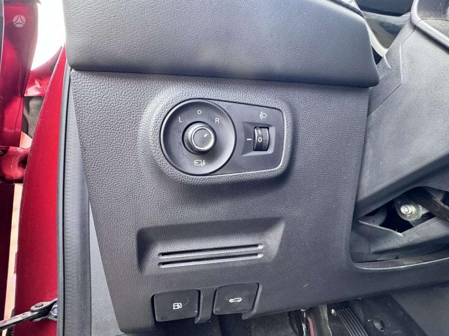Red MG ZS 2023 in Vilnius, with an engine capacity of 1.00 L and mileage of 70 thousand km for 13500 €, photo 24 on AUTOMOTO.COM.LV