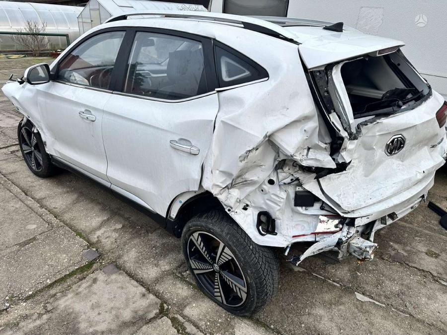 White MG ZS 2021 in Marijampole, with an engine capacity of 0.00 L and mileage of 38 thousand km for 3500 €, photo 6 on AUTOMOTO.COM.LV