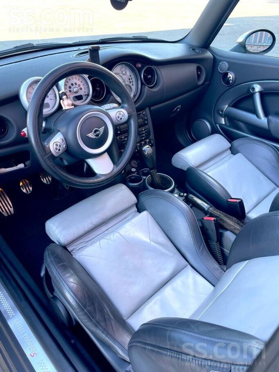 Black MINI Cabrio 2008 in Riga, with an engine capacity of 1.60 L and mileage of 265 thousand km for 5250 €, photo 12 on AUTOMOTO.COM.LV
