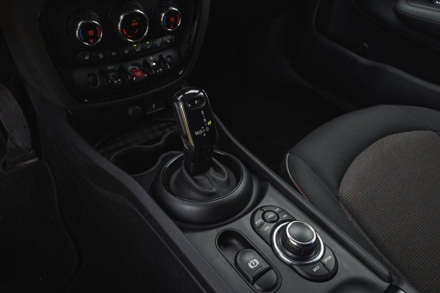 Black MINI Clubman 2022 in Ventspils, with an engine capacity of 1.50 L and mileage of 97 thousand km for 14850 €, photo 24 on AUTOMOTO.COM.LV