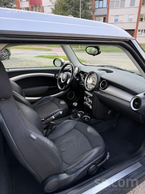 Black MINI Clubman 2009 in Aizkraukle, with an engine capacity of 1.60 L and mileage of 302 thousand km for 2490 €, photo 8 on AUTOMOTO.COM.LV