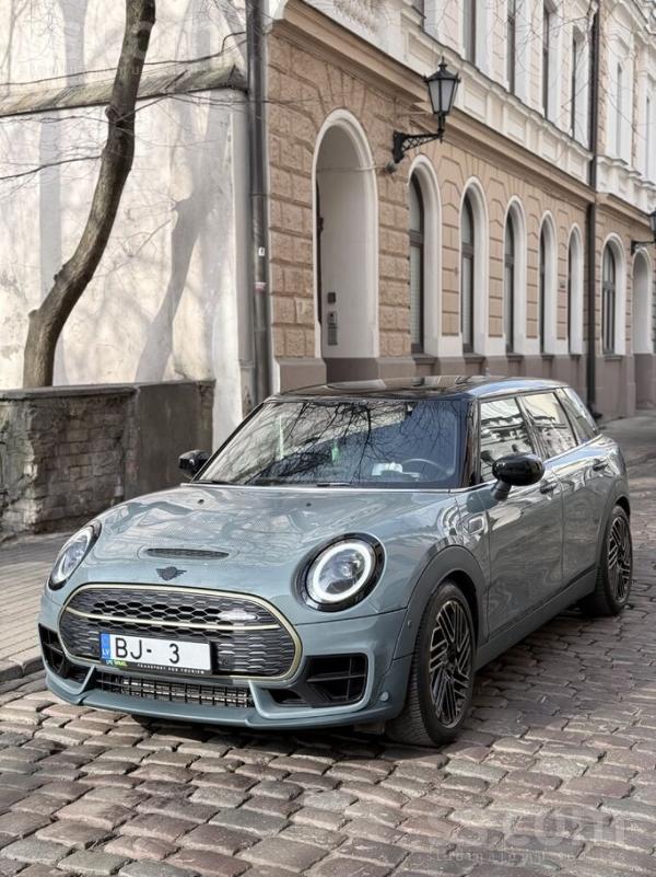 Green MINI Clubman 2022 in Riga, with an engine capacity of 2.00 L and mileage of 105 thousand km for 27900 €, photo 1 on AUTOMOTO.COM.LV
