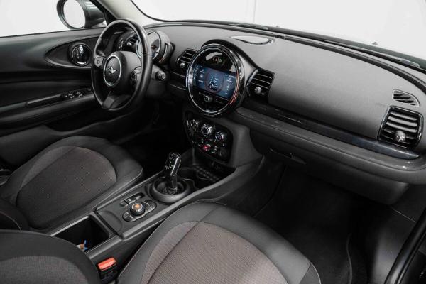 Green MINI Clubman 2022 in Tallinn, with an engine capacity of 1.50 L and mileage of 156 thousand km for 15900 €, photo 7 on AUTOMOTO.COM.LV