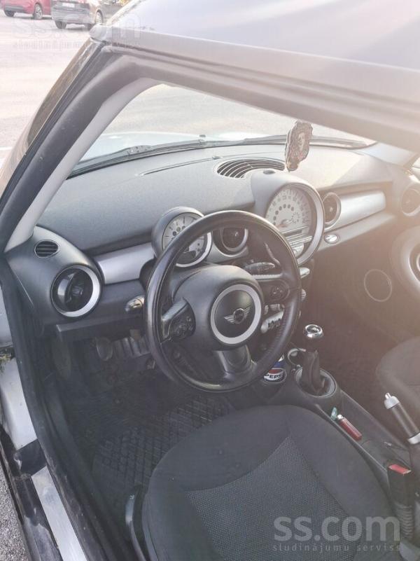 Pelēks MINI Clubman 2007 Tukums, ar dzinēja tilpumu 1.60 L un nobraukumu 310 tūkst. km par 2400 €, foto 6 vietnē AUTOMOTO.COM.LV