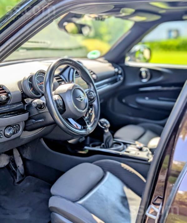 Red MINI Clubman 2017 in Riga, with an engine capacity of 2.00 L and mileage of 191 thousand km for 11200 €, photo 9 on AUTOMOTO.COM.LV