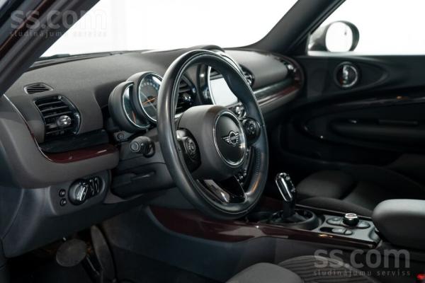 Red MINI Clubman 2020 in Riga, with an engine capacity of 1.50 L and mileage of 61 thousand km for 15900 €, photo 4 on AUTOMOTO.COM.LV