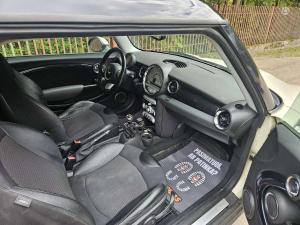 White MINI Clubman 2008 in Prienai, with an engine capacity of 1.60 L and mileage of 289 thousand km for 2250 €, photo 16 on AUTOMOTO.COM.LV