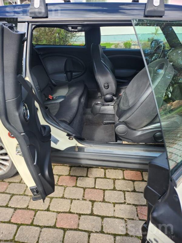 MINI Clubman 2008 Rīga vietnē Balts MINI Clubman 2008 Rīga, ar dzinēja tilpumu 1.60 L un nobraukumu 262 tūkst. km par 3500 €, foto 8 vietnē AUTOMOTO.COM.LV