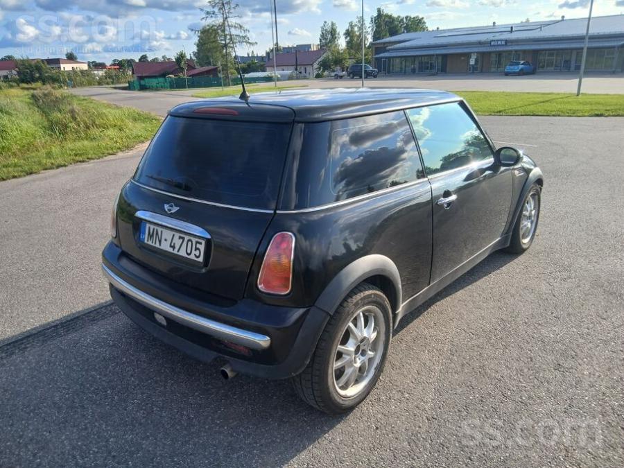 Black MINI Cooper 2002 in Gulbene, with an engine capacity of 1.60 L and mileage of 273 thousand km for 1395 €, photo 5 on AUTOMOTO.COM.LV