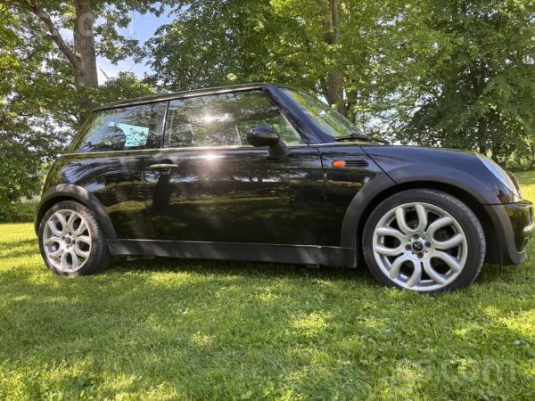 Black MINI Cooper 2003 in Cesis, with an engine capacity of 1.60 L and mileage of 197 thousand km for 2350 €, photo 4 on AUTOMOTO.COM.LV