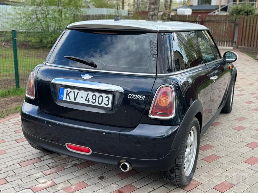 Black MINI Cooper 2006 in Riga, with an engine capacity of 1.60 L and mileage of 230 thousand km for 1795 €, photo 4 on AUTOMOTO.COM.LV