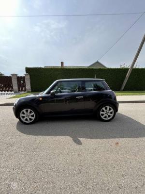 Black MINI Cooper 2006 in Kedainiai, with an engine capacity of 1.60 L and mileage of 210 thousand km for 2450 €, photo 4 on AUTOMOTO.COM.LV