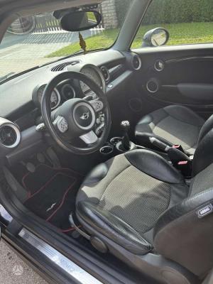 Black MINI Cooper 2006 in Kedainiai, with an engine capacity of 1.60 L and mileage of 210 thousand km for 2450 €, photo 17 on AUTOMOTO.COM.LV