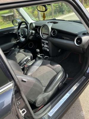 Black MINI Cooper 2006 in Kedainiai, with an engine capacity of 1.60 L and mileage of 210 thousand km for 2450 €, photo 18 on AUTOMOTO.COM.LV