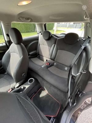 Black MINI Cooper 2006 in Kedainiai, with an engine capacity of 1.60 L and mileage of 210 thousand km for 2450 €, photo 19 on AUTOMOTO.COM.LV