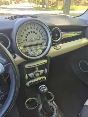 Black MINI Cooper 2006 in Klaipeda, with an engine capacity of 1.60 L and mileage of 155 thousand km for 1600 €, photo 7 on AUTOMOTO.COM.LV