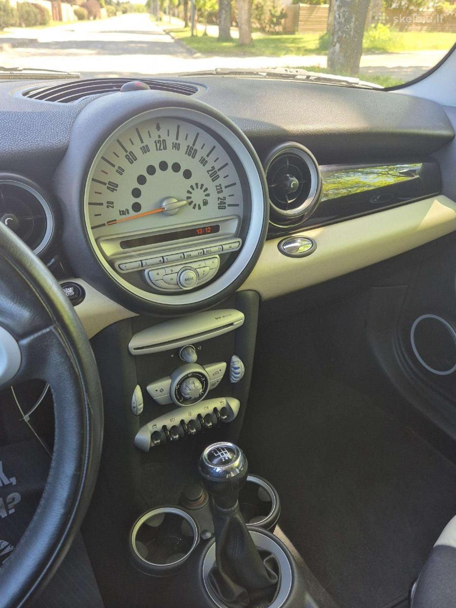 Black MINI Cooper 2006 in Klaipeda, with an engine capacity of 1.60 L and mileage of 155 thousand km for 1600 €, photo 7 on AUTOMOTO.COM.LV