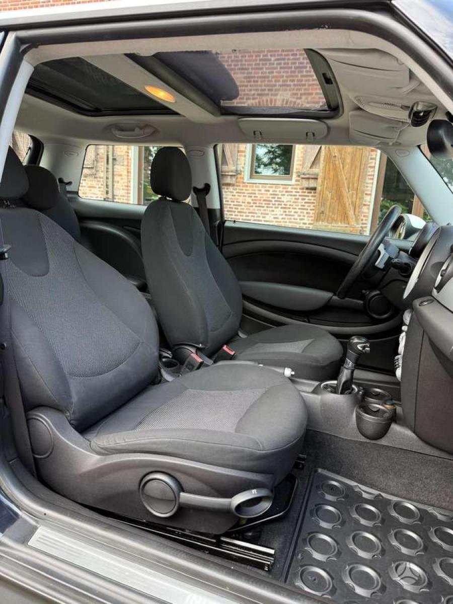 Black MINI Cooper 2007 in Klaipeda, with an engine capacity of 1.60 L and mileage of 122 thousand km for 5990 €, photo 6 on AUTOMOTO.COM.LV