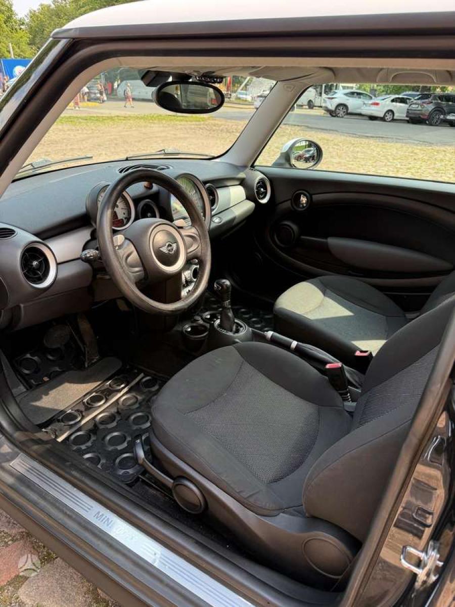 Black MINI Cooper 2007 in Klaipeda, with an engine capacity of 1.60 L and mileage of 122 thousand km for 5990 €, photo 8 on AUTOMOTO.COM.LV