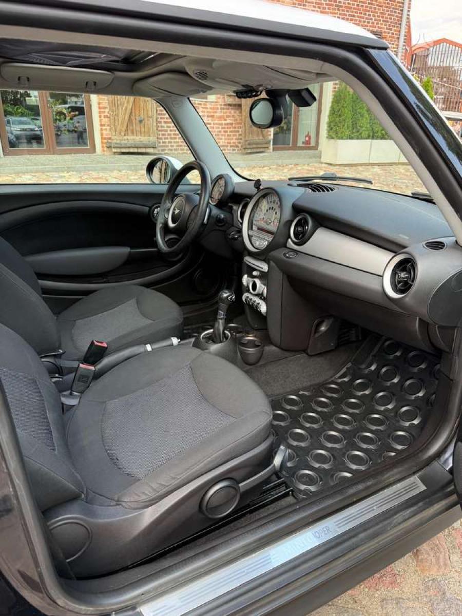 Black MINI Cooper 2007 in Klaipeda, with an engine capacity of 1.60 L and mileage of 122 thousand km for 5990 €, photo 14 on AUTOMOTO.COM.LV